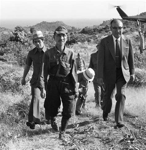 軍刀を手に小野田寛郎元陸軍少尉比ルバング島でジャングル生活 写真特集時事ドットコム