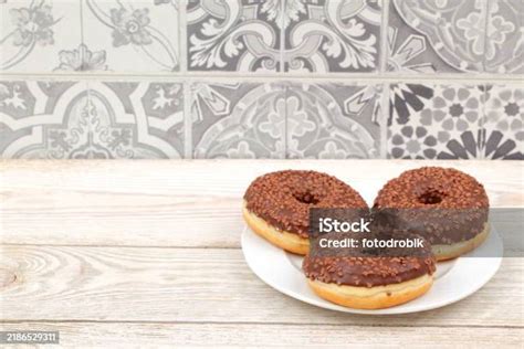 맛있는 초콜릿 도넛을 듬뿍 얹고 형형색색의 스프링클을 듬뿍 뿌린 접시 0명에 대한 스톡 사진 및 기타 이미지 0명 Comfort Food 개체 그룹 Istock