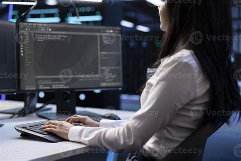 Cerca Arriba Disparo De Software Desarrollador En Datos Centrar Mecanografía En Teclado