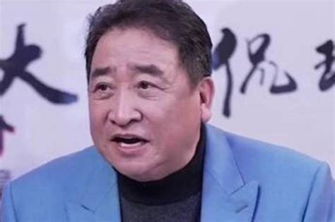 姜昆开直播聊世界杯，关评论索要礼物引热议，网友：这是要改行郭德纲相声足球