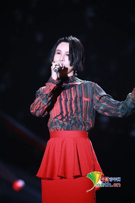 尚雯婕穿个性红裙霸气开唱 酷中带柔散发女王范