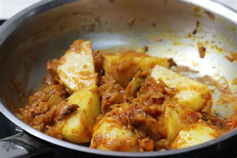 Aloo Anday Recipe Potato Egg Curry Swasthis Recipes