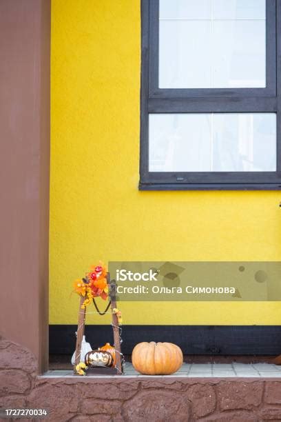 호박 랜턴 화환 모자 잭 랜턴의 마당에 있는 집 바깥의 베란다에 가을 장식 할로윈 파티 가을 분위기 추수 축제 10월에 대한 스톡 사진 및 기타 이미지 Istock