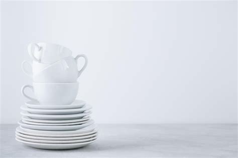 Pile Dassiettes Et De Tasses En Porcelaine Blanche Sur Fond De Pierre