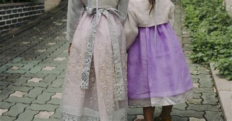 일본 전통 의상을 입은 두 어린 소녀 사진 Unsplash의 주말 여행 이미지