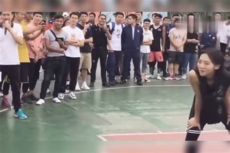 打篮球的女生原来可以这么可爱，斗球被耍后，竟调皮的吐舌头！吐舌头女生