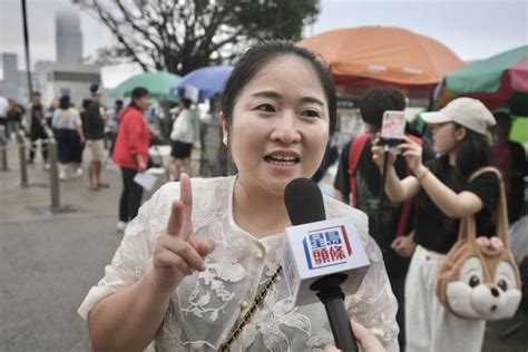 五一前夕︱內地遊客錯峰出行率先訪港 星光大道李小龍同款姿勢打卡 星島日報