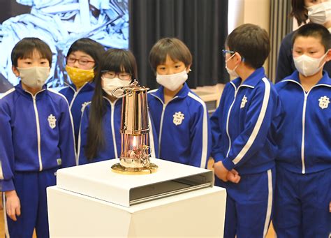 Web東海新報｜五輪への〝希望〟ともす 住田町で聖火巡回展示 小学校や役場を会場に（別写真あり）
