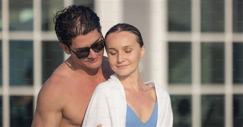 수영복을 입고 인피니티 풀 데크에서 휴식을 취하는 남녀 사진 Unsplash의 태국 이미지