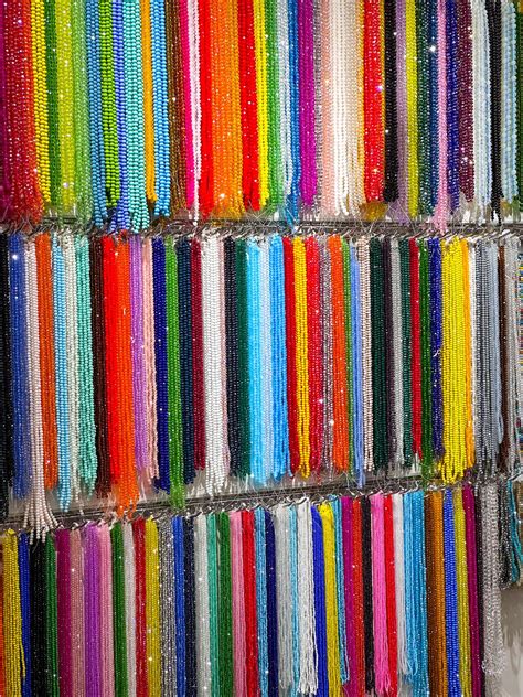 მძივების და ძაფების მძივების და ძაფების მაღაზია • ფერადი