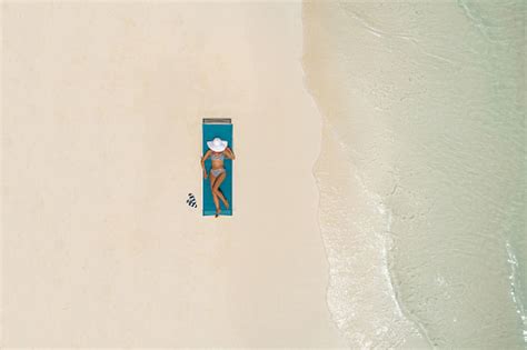 몰디브의 해변 의자에 누워 있는 슬림한 여성의 공중 전경 소녀와 여름 바다 풍경 아름다운 파도 다채로운 물 드론에서 최고 보기 갑판 의자에 대한 스톡 사진 및 기타 이미지