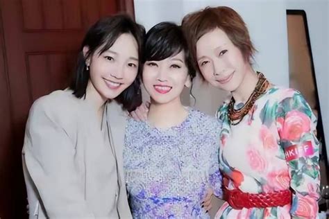 69岁赵雅芝和60岁叶童，一个自然老去，一个依旧年轻如少女。运动明星方式