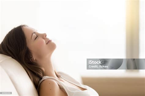 편안한 소파 복사 공간에서 휴식을 즐기는 편안한 젊은 여자 가정 생활에 대한 스톡 사진 및 기타 이미지 가정 생활 요가