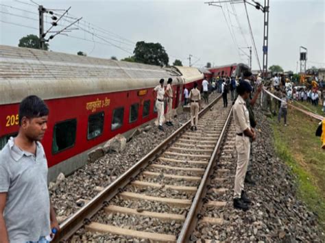 Mumbai Howrah Train Derailment In Jharkhand Many Train Cancelled झारखंड