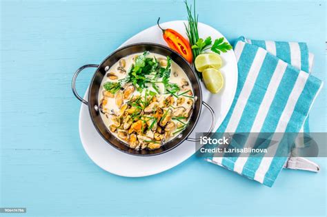 아로마 허브와 레몬 크림 밀크 소스에 홍합 상단 파란색 배경 보기 상위 뷰 0명에 대한 스톡 사진 및 기타 이미지 0명