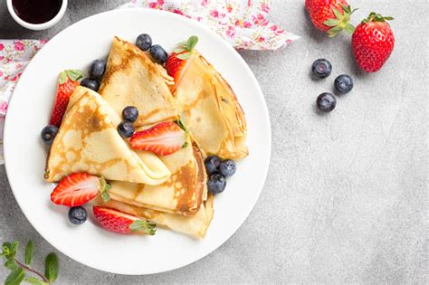 딸기와 블루 베리 잼 연유 맛있는 아침 식사와 얇은 팬케이크 슈로브 타이드 축하 에 대한 러시아어 전통 디저트 프렌치 크레이프