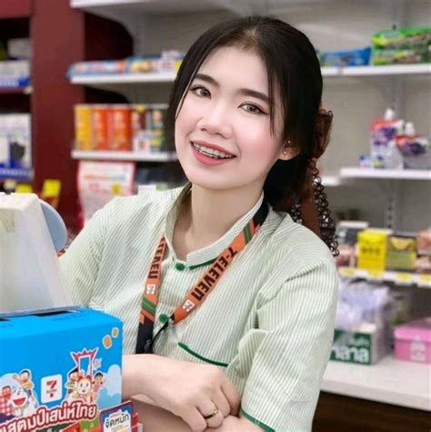 ขอดูลายมือหน่อยนะเธอ สาวเซเว่น Facebook