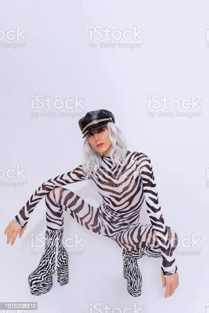 흰색 스튜디오에서 포즈를 취하는 괴물 세련된 얼룩말 프린트 옷과 부츠의 패션 안드로겐 금발 모델 액세서리 트렌드 가죽 캡 댄서에 대한 스톡 사진 및 기타 이미지 Istock