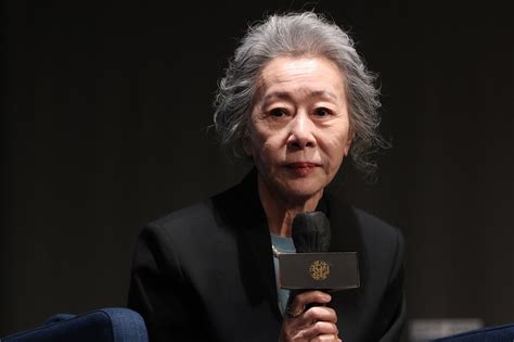 윤여정의 커밍아웃 10여 년 전 엄마의 답이 떠올랐다