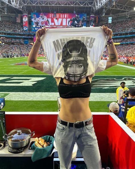 Cara Delevingne Proves She Is A Rihanna Fan With Killer Abs