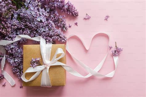 라일락 꽃 선물 상자와 분홍색 종이에 하트 리본 플랫 누워 행복한 발렌타인 데이와 어머니의 날 개념 보라색 라일락 꽃