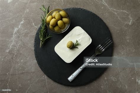 회색 질감의 배경에 페타 치즈를 곁들인 맛있는 음식의 개념 0명에 대한 스톡 사진 및 기타 이미지 0명 레스토랑 로즈마리