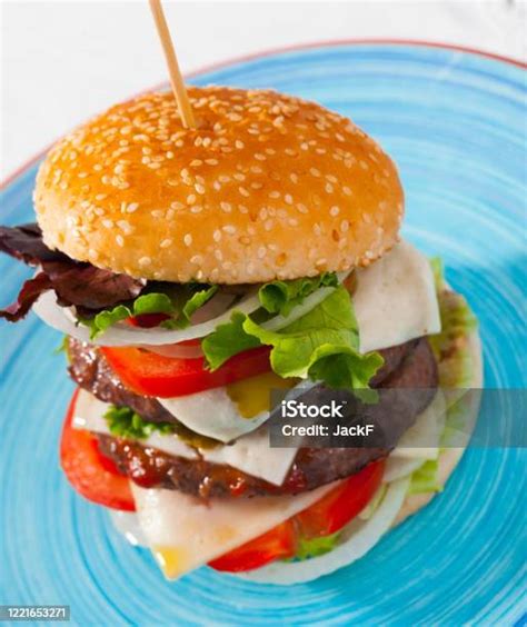 Hamburger Lezat Ganda Dengan Potongan Daging Sapi Sayuran Segar Dan