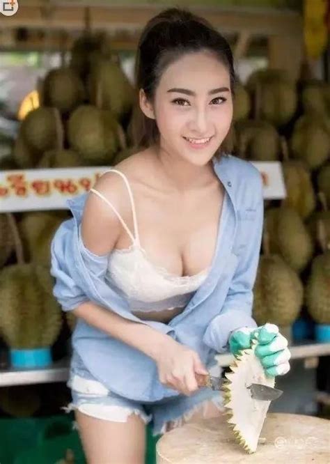 初夏“吊带衫”这样穿才真美！外搭针织衫实用又百搭，吸睛好养眼造型