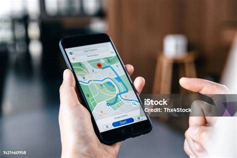 스마트 폰에서 온라인지도에서 위치를 검색하는 젊은 여성의 손 지도에 대한 스톡 사진 및 기타 이미지 지도 내비게이션 방향 Istock