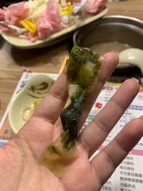 我的天🤦‍♀️ 大武崙 某鍋物 我真的不予置評🤮 我第一次吃到海帶腐敗成這樣脫脂成這樣 菇類吃下去很原地吐出來 大部分東西都不是很新鮮