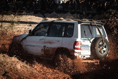 Suv 거친 지형 경쟁 경치 교통 기계 다이나믹한 도로 레이싱 먼지 모터스포츠 모험 물을 튀기다 미쓰비시