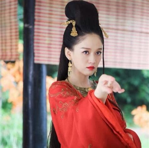 又一女星因要價太高慘遭換角，將被大佬封殺，網友：多學學盧靖姍 每日頭條
