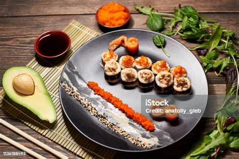 큰 검은 접시에 식욕을 돋 우는 일본 초밥 롤의 평면도 생선 슬라이스 소스 캐 비어 아보카도 샐러드와 함께 제공 0명에 대한 스톡 사진 및 기타 이미지 Istock