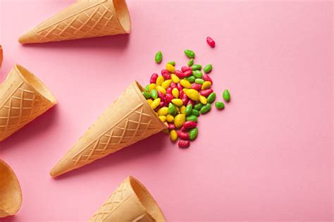空のアイスクリームワッフルコーンとピンクの背景にカラフルな振りかける カプセル剤のストックフォトや画像を多数ご用意 カプセル剤 夏