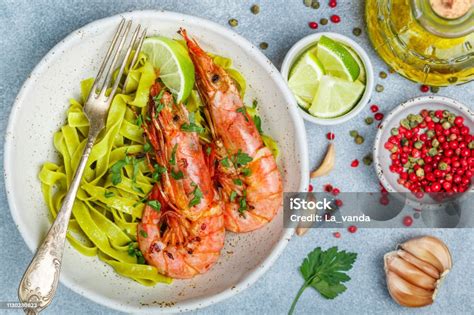 마늘 후추 라임와 파 슬 리 는 튀김 킹 새우 큰 새우입니다 Langoustine입니다 시금치의 파스타 Tagliatelle로