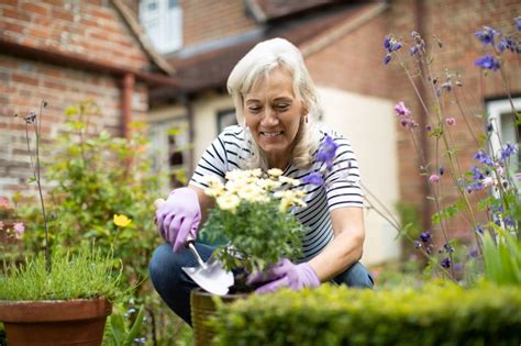 8 beneficios de la jardinería para adultos mayores con demencia