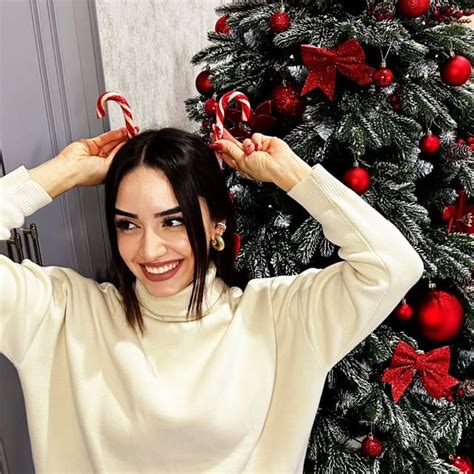 Bənövşə Beniblogg • Threads Say More