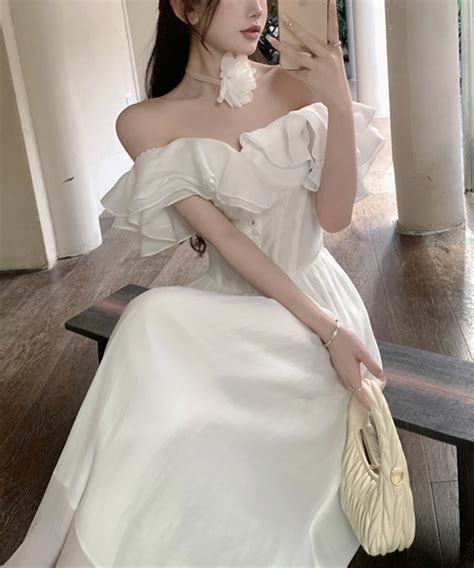 포앤바이앤 ★브라이덜샤워 추천★ 러플 오프숄더 스모크밴딩 슬림 플레어 풀스커트 롱 원피스 러블리 분위기있는 화이트 셀프 웨딩 사진 촬영