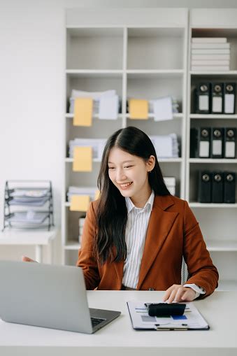 Nữ Doanh Nhân Châu Á Làm Việc Trong Văn Phòng Với Notepad Làm Việc Tài Liệu Máy Tính Bảng Và Máy ...