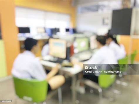 학생의 그룹의 흐린된 이미지 학습 하 고 연구 및 중 등 학교에서 컴퓨터 룸에서 워크샵에 대 한 교실에서 함께 컴퓨터 무릎을 사용 하는 책상에 앉아 있다 교육 기술