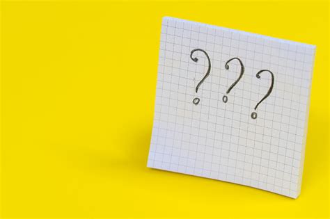카피 스페이스 또는 텍스트 평면 누워 노란색 동향 배경에 스티커 메모와 연필에 물음표 아이콘과 다채로운 고정 학교 용품 0명에