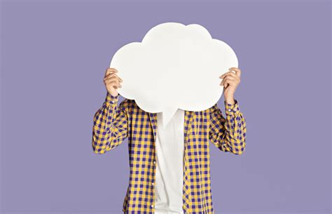 캐주얼 한 옷을 입은 젊은 남자가 라일락 배경에 스피치 버블로 얼굴을 닫고 디자인 공간을 확보했습니다 말하기에 대한 스톡 사진 및 기타 이미지 Istock