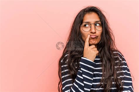 年轻的知识型印度女青年一边看侧面与怀疑和怀高清图片下载 正版图片506081406 摄图网