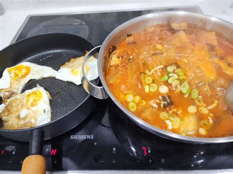 다들 맛점해 나는 오늘 알타리반 배추김치반에 돼지고기 잔뜩썰어넣은 1시간 푹 끓인 김치찌개에 계란후라이야 내가 끓였지만 정말