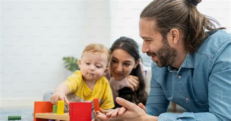 백인 행복 하 고 사랑하는 부모는 거실에서 아기 유아와 놀고 있습니다 어린 어린 유아 아들 아이의 발달을 바라보는 매력적인 부부 어머니와 아버지 집에서 집에서 활동 관계