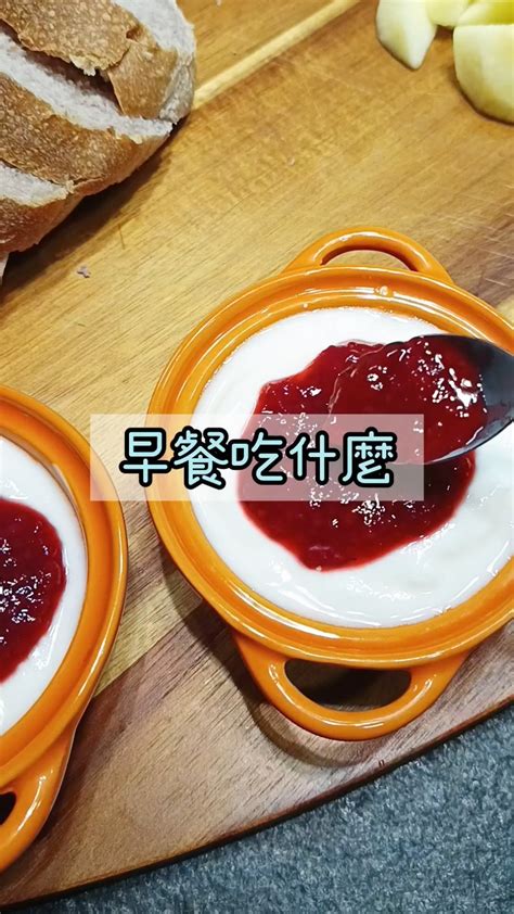 欣儀營養師 玉米筍豬肉捲作法 1豬肉片用醬油、胡椒粉抓醃5分鐘 2胡蘿蔔切成條狀，胡蘿蔔、玉米筍稍微燙2分鐘 3豬肉片把玉米筍與