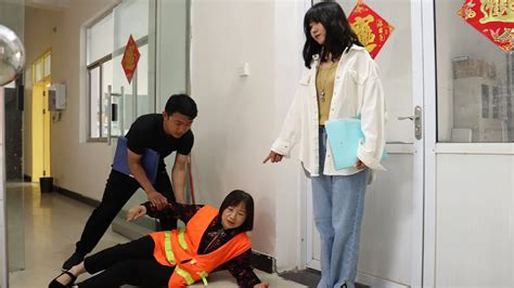 董事长让亲妈装环卫工晕倒，面试海归博士和普通大学生，结果意外【农村微情剧】 Youtube