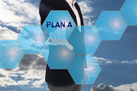 터치 스크린 인터페이스에서 버튼을 누르고 계획 을 선택합니다 계획에 대한 스톡 사진 및 기타 이미지 계획 기업 재무와 산업 남자 Istock