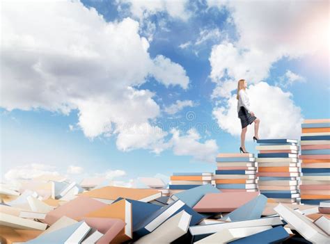 Obtendo O Conhecimento Através Dos Livros Imagem de Stock Imagem de