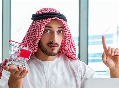 رجل أعمال عربي يعمل في المكتب المتجه الخلفية والصورة للتنزيل المجاني